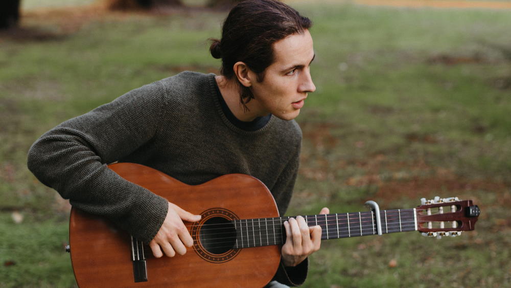 Riley Pearce kündigt Debüt-Album "The Water & The Rough" an