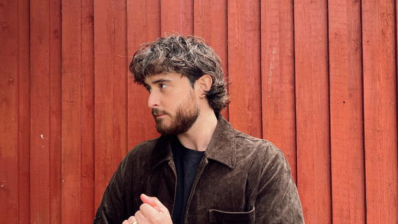 Ryan Edmond liefert Summervibes mit neuer Single "By The Water"